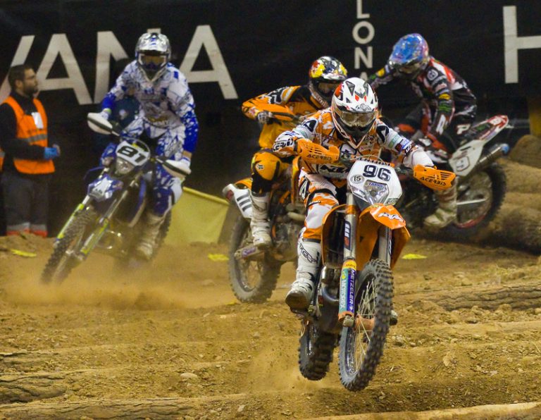 Indoor motorcross, het ideale vriendenuitje! - Menfacts